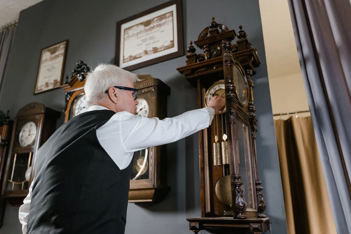 4 Notable Makers Of Grandfather Clocks Who Build Clocks By Hand | Old ...